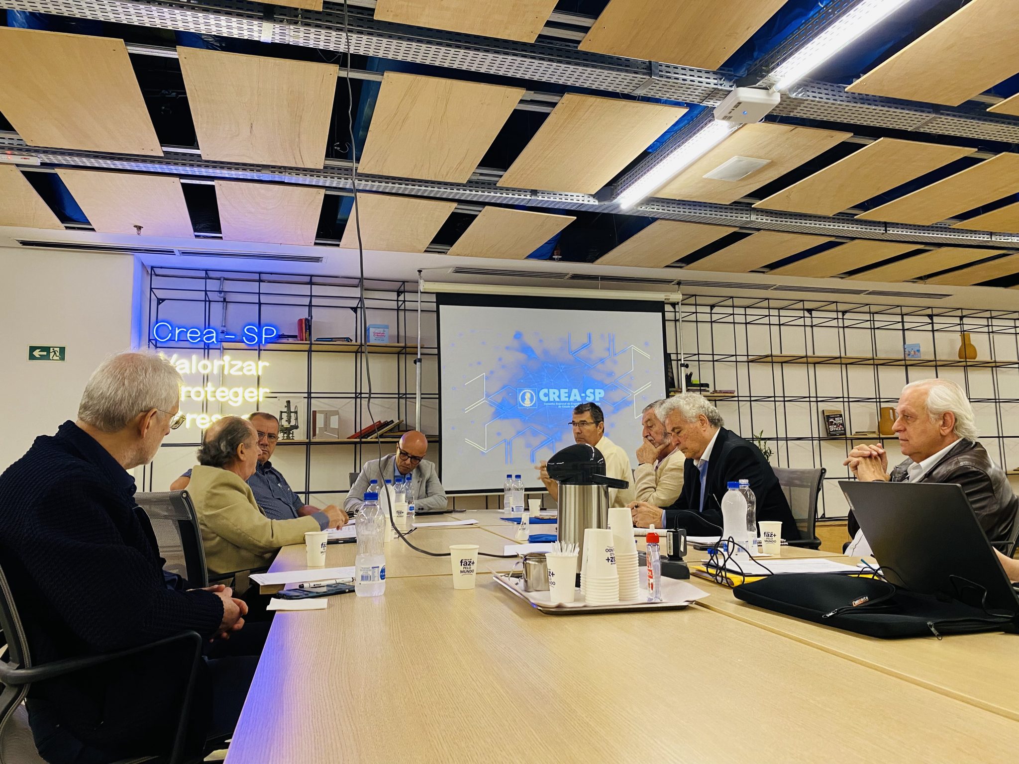 Empresas reunidas no COE-SP - Crea-SP